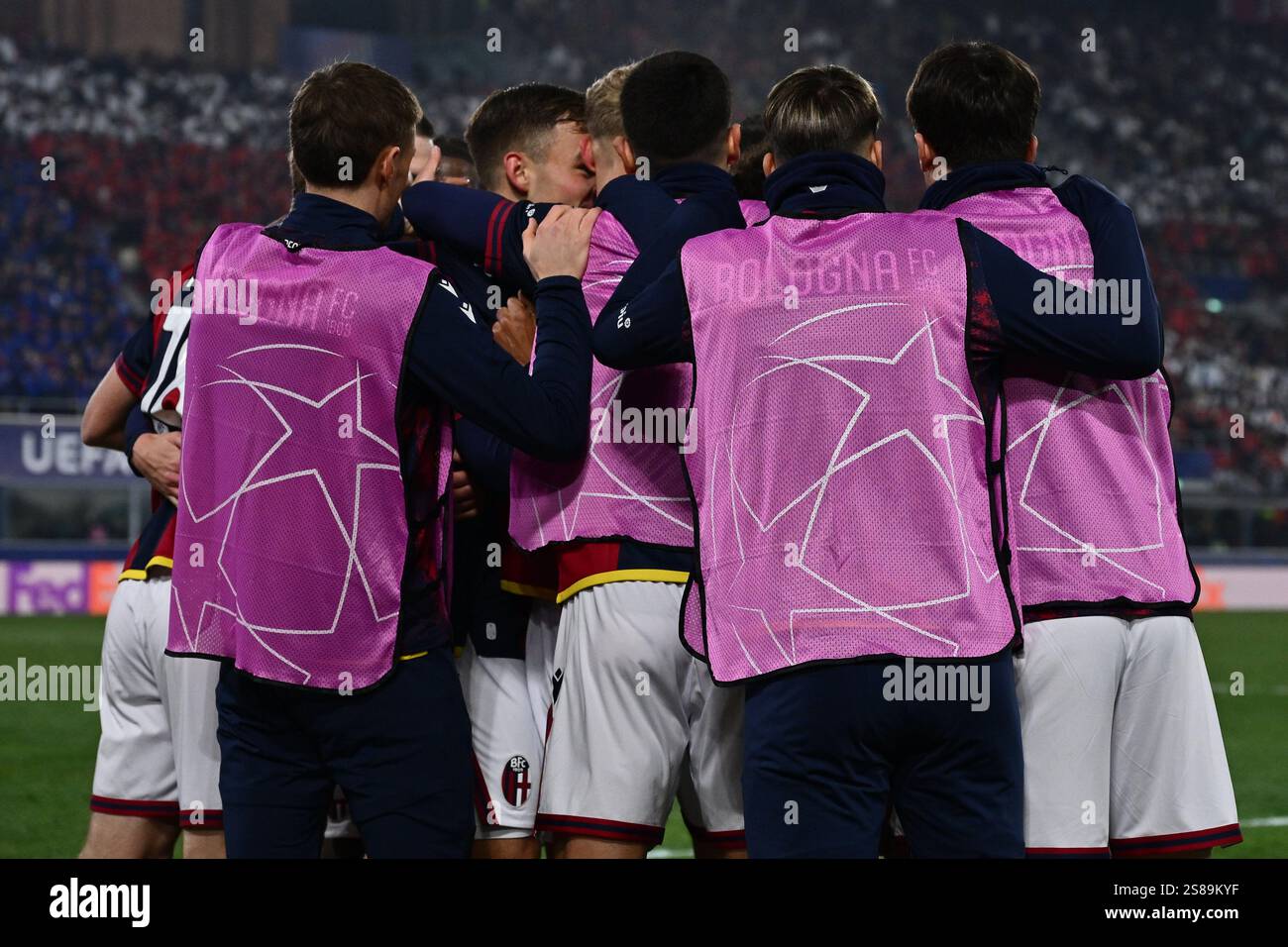 Thijs Dallinga of Bologna F.C. celebrates after scoring the goal to ...