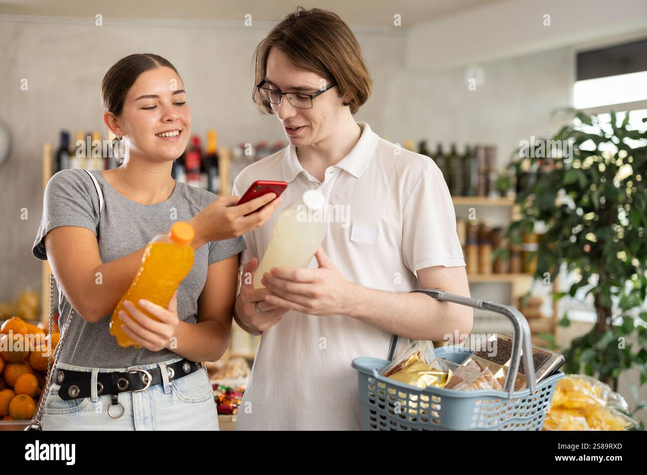 Husband wife choose drinks hi-res stock photography and images - Alamy