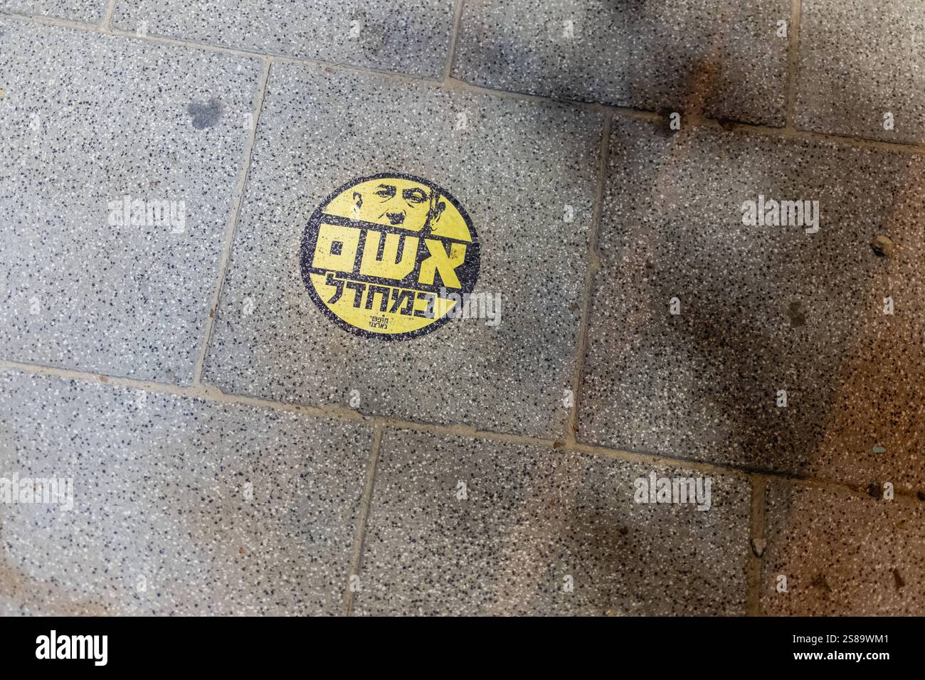 Sticker auf der Strasse Israel, Tel Aviv am 16.01.2025: Aufkleber auf ...