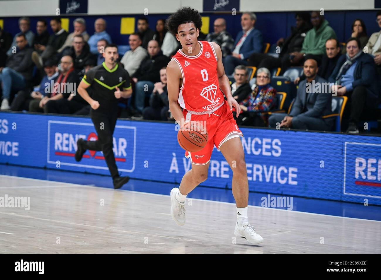 Nanterre’s Lucas Fischer of Antoine Rigaudeau’s team runs with the ball ...
