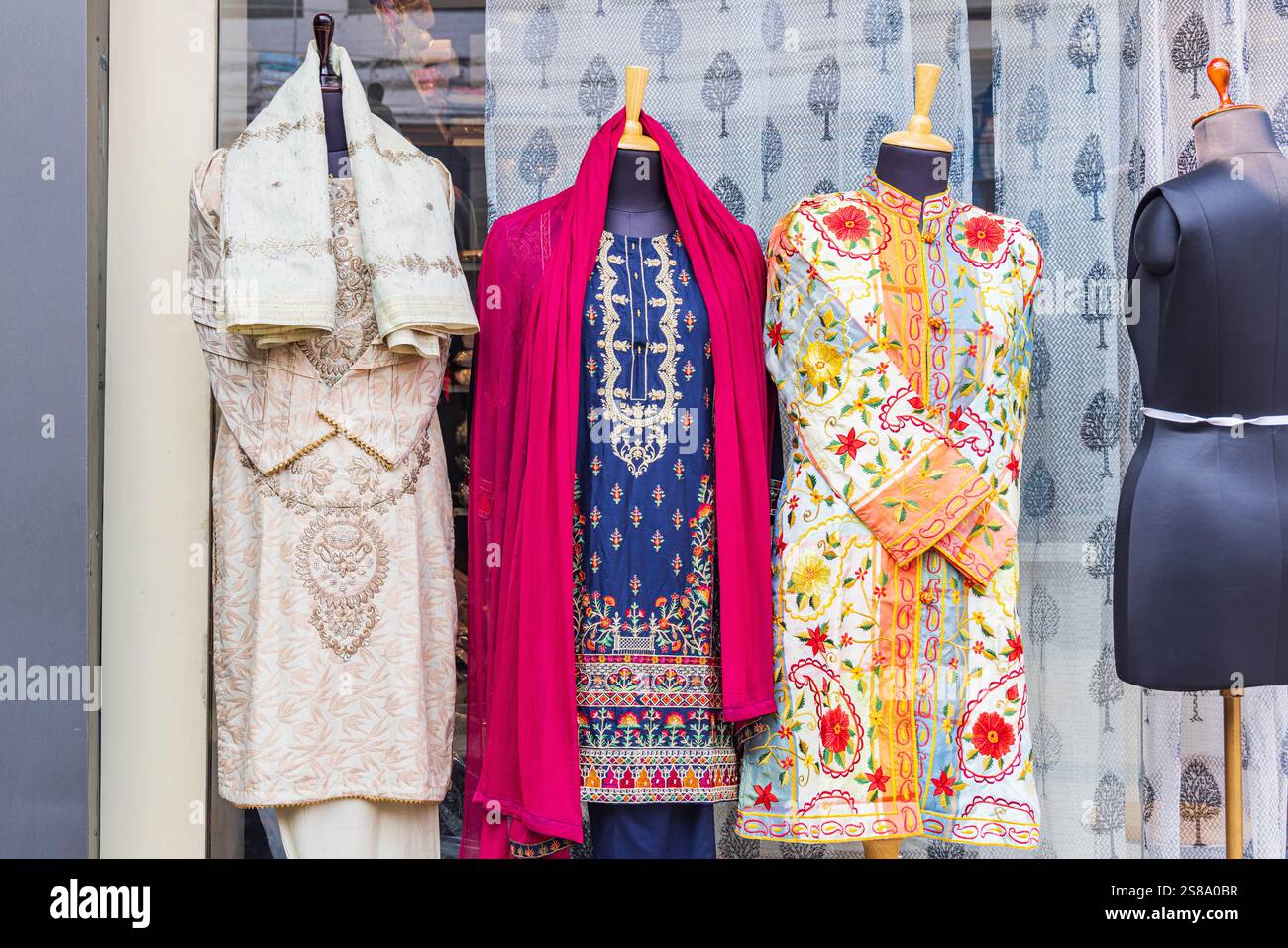 Bohri Kadal, Srinagar, Jammu and Kashmir, India. Traditional women's ...