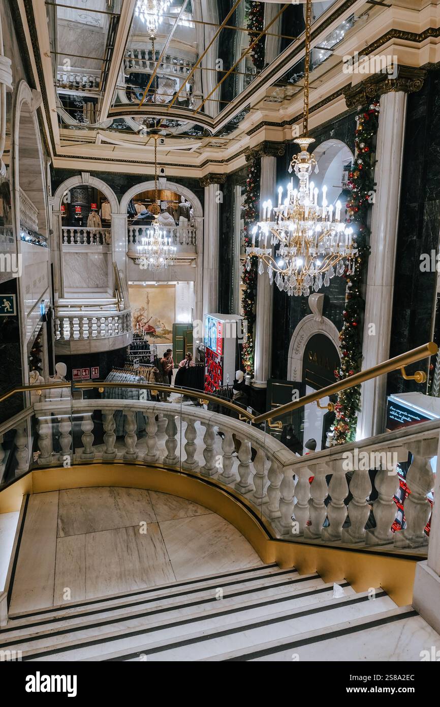 The interior of the UNIQLO store on Gran Vía in Madrid Stock Photo - Alamy