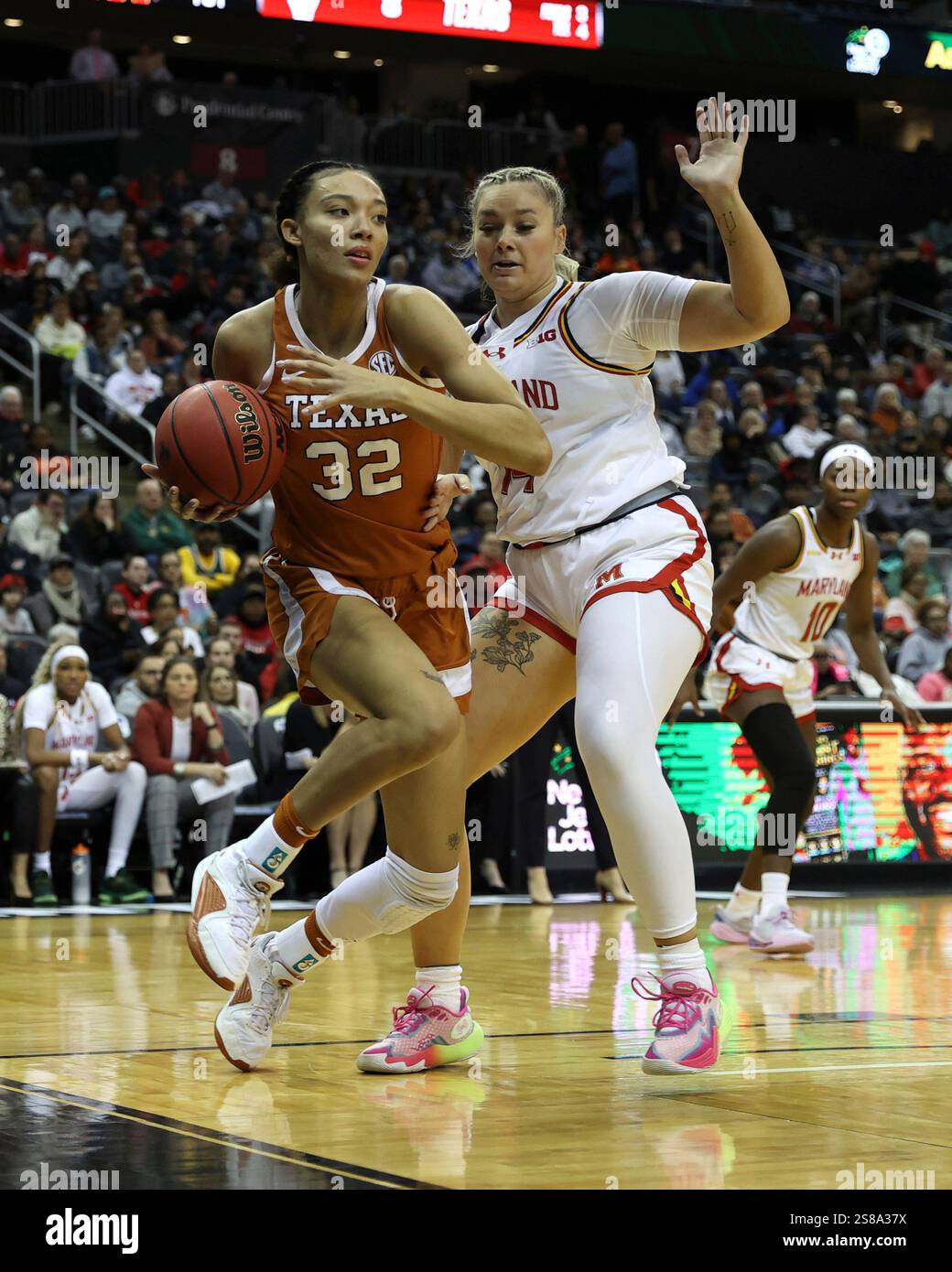 Texas guard Ndjakalenga Mwenentanda (32), left, dribbles the ball ...