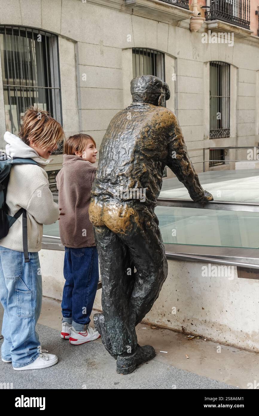 Bronze statue of the Curious Neighbour at Calle Mayor and Calle de la ...