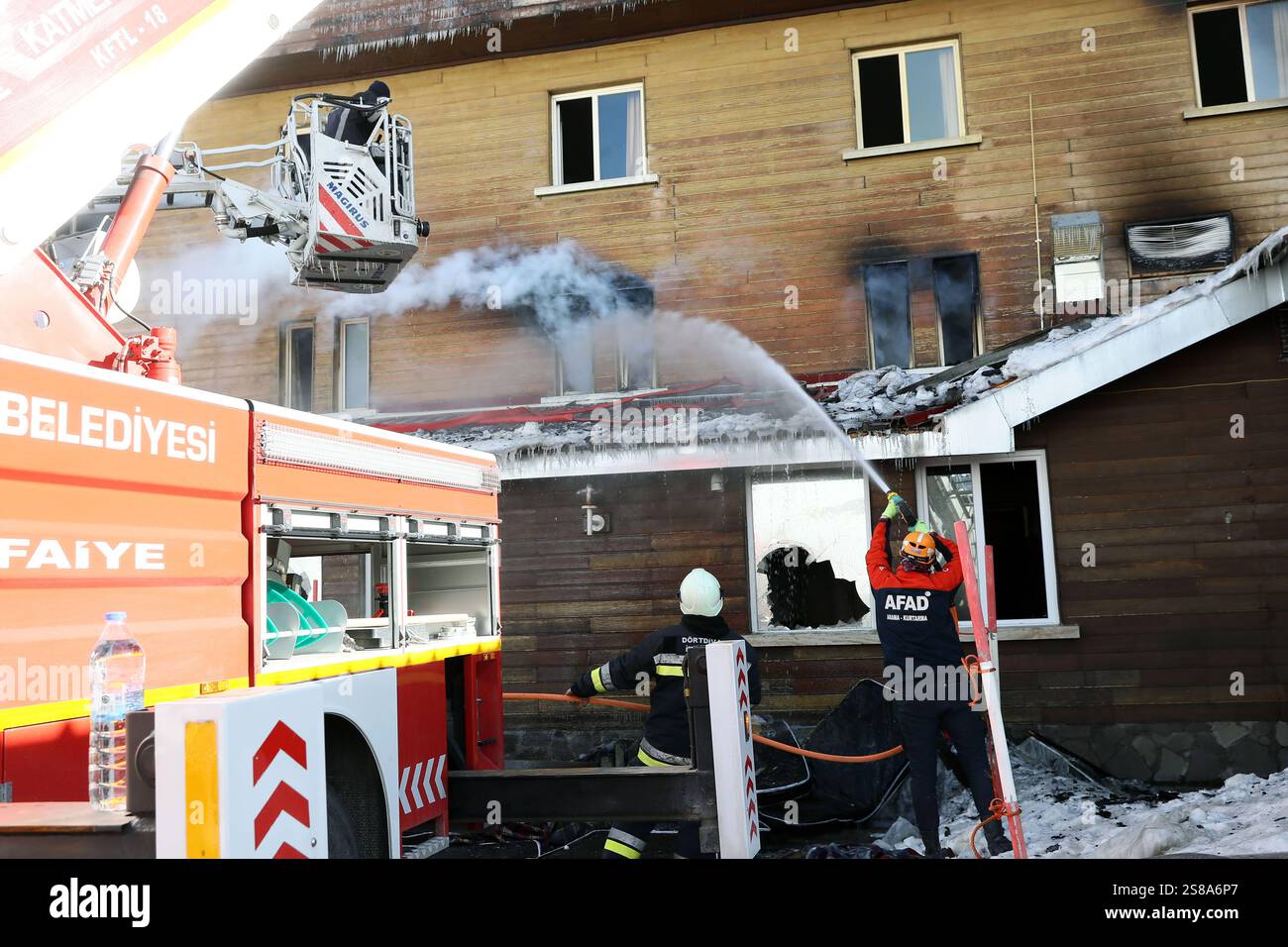 (250122) -- BOLU, Jan. 22, 2025 (Xinhua) -- Firefighters are seen in ...