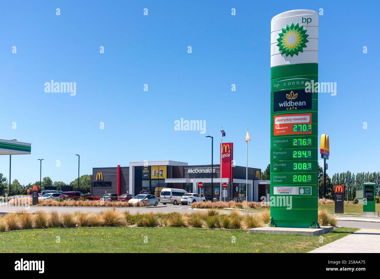 Pb petrol station gas mcdonalds restaurant fast food chain rave hi-res ...