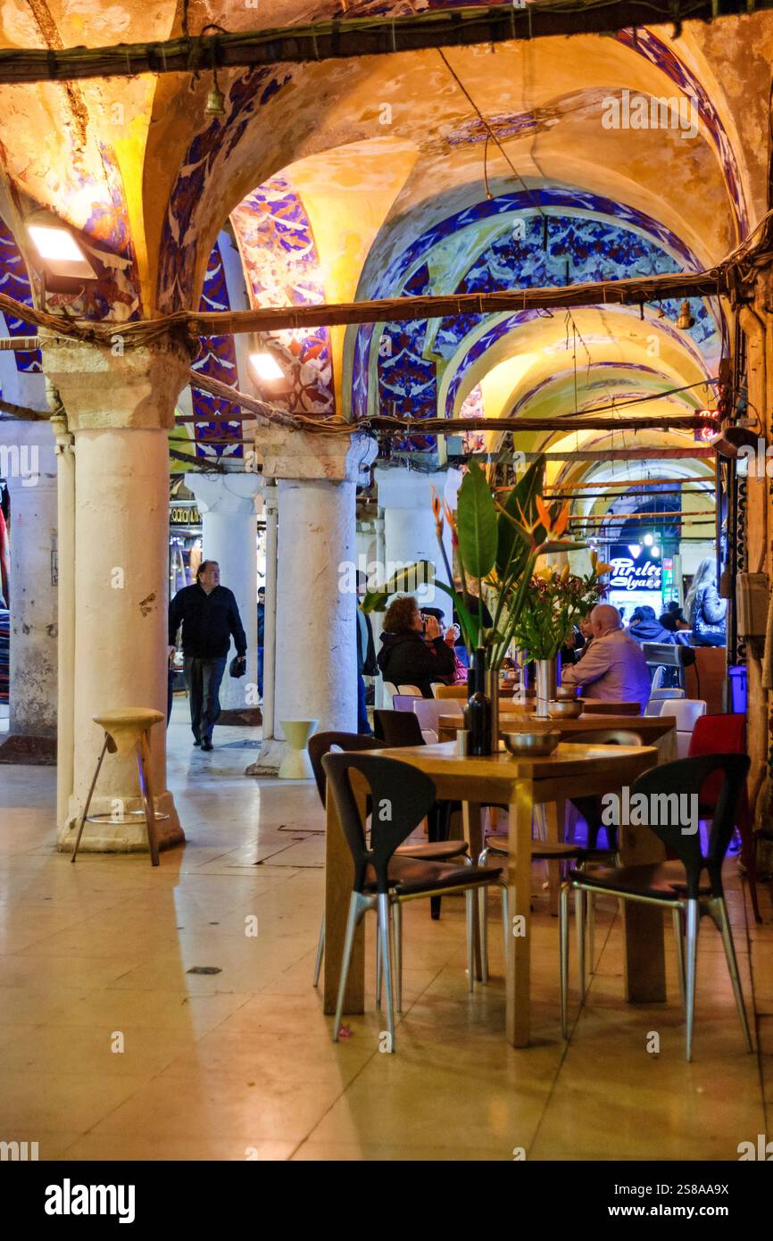 Drinking Turkish tea, Grand Bazaar (Kapali Çarsi), 15th century ...