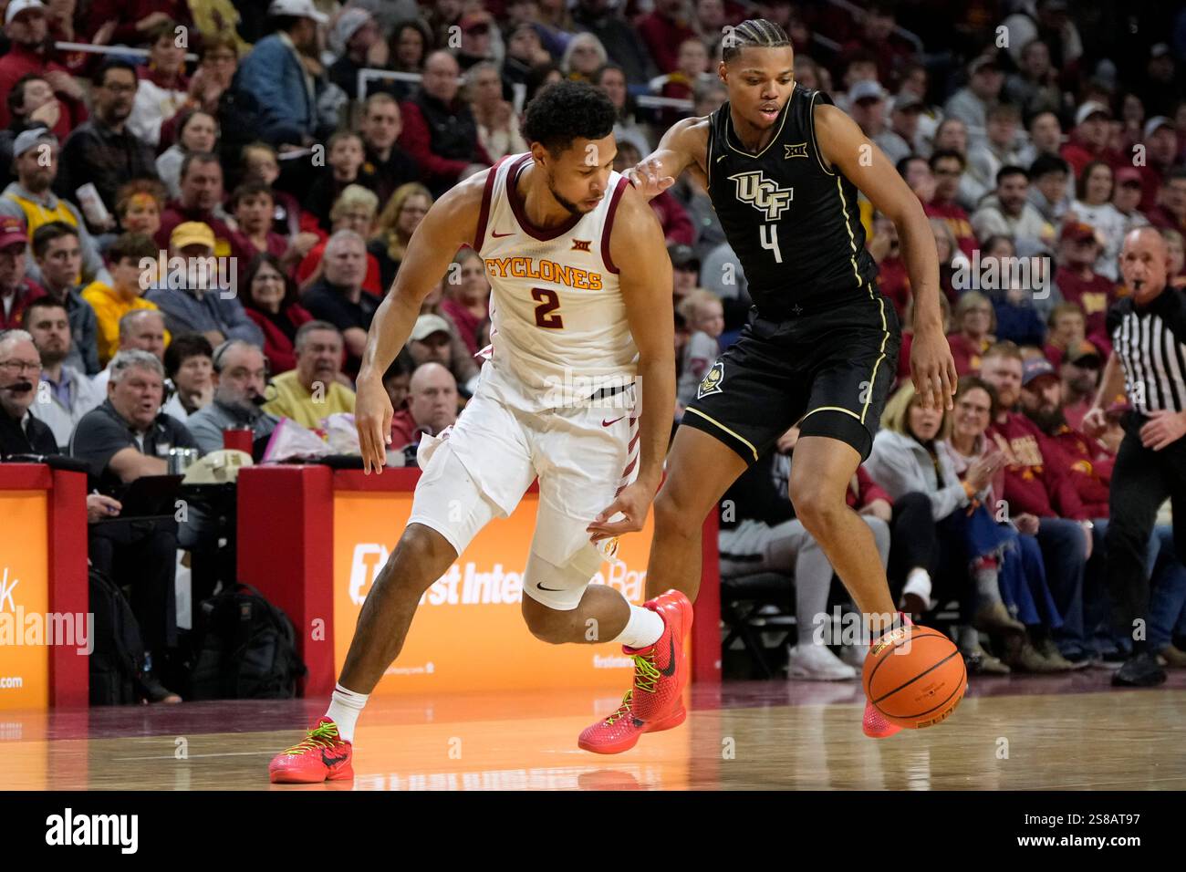 Iowa State forward Joshua Jefferson (2) fights for a loose ball with ...