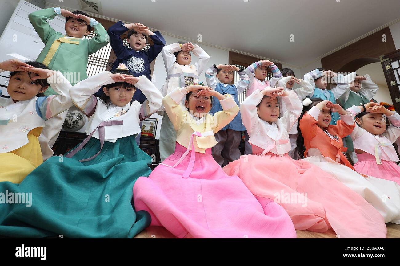 Ahead of Seol holiday Preschoolers dressed in "hanbok," traditional ...