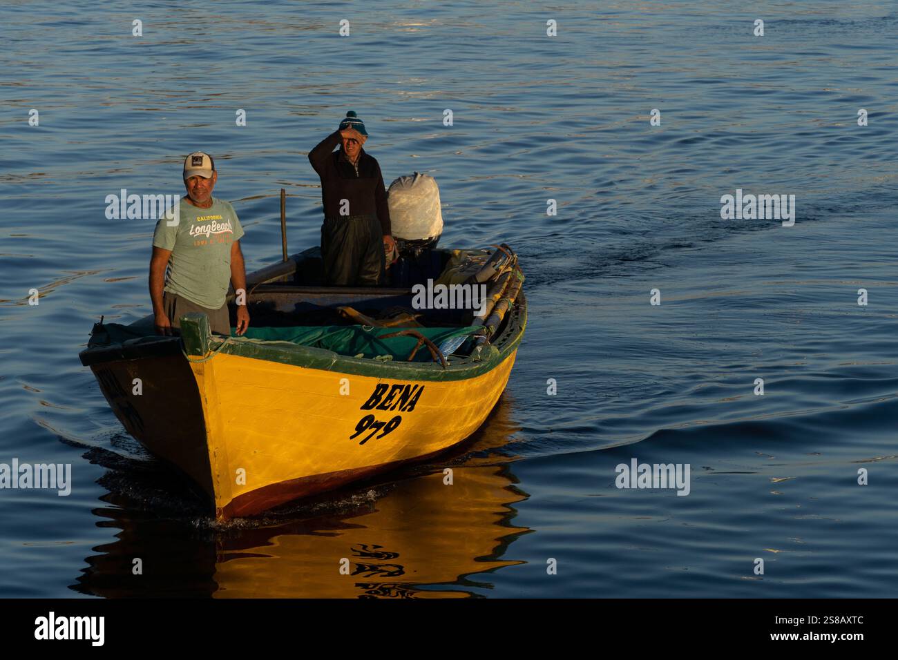 Tongoy, Santiago, Chile. 21st Jan, 2025. Fishermen return to the dock after fishing in Tongoy ...