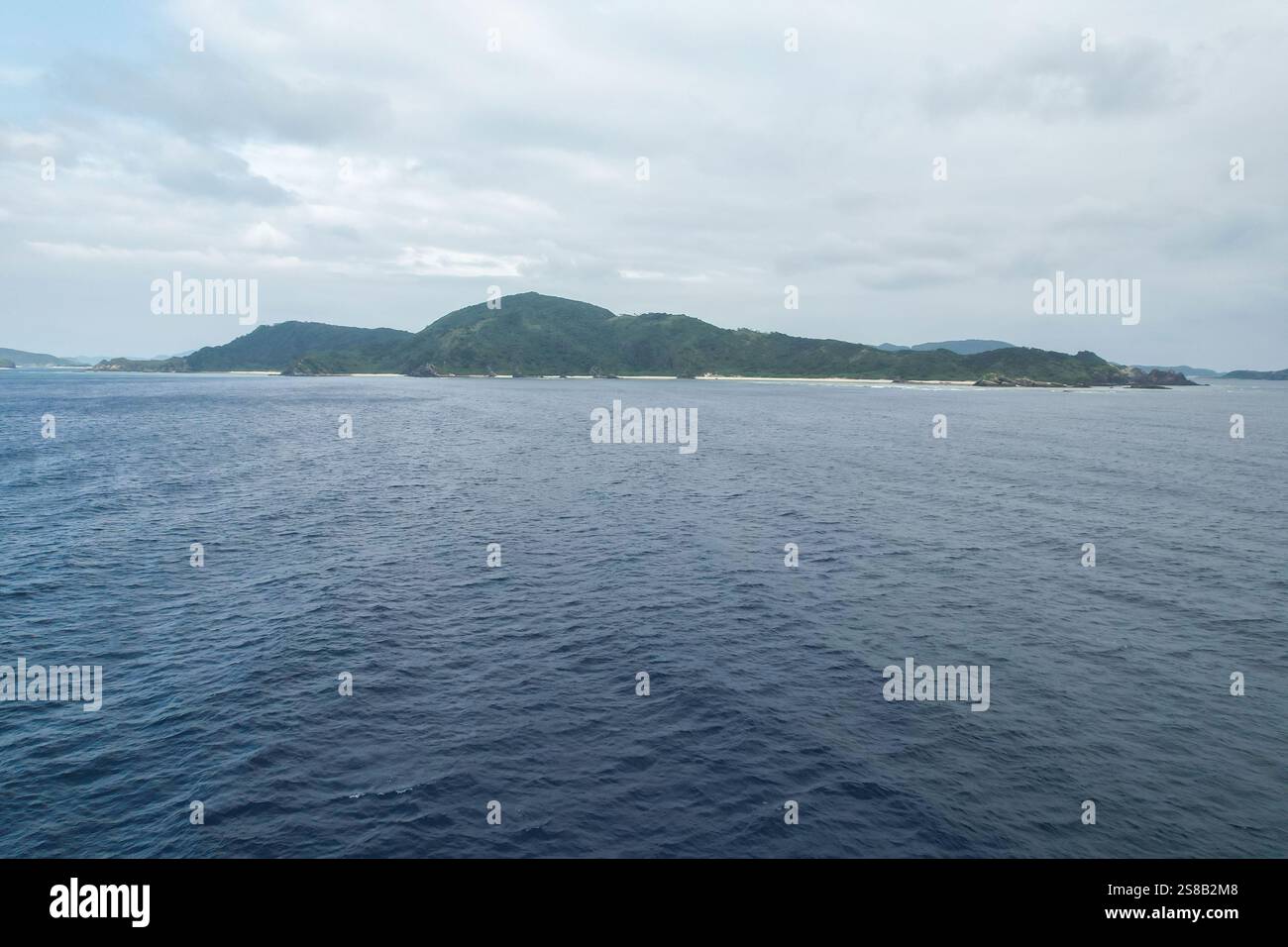 Photographing the spring seaside of Aka Island, Zamami Village, Okinawa ...