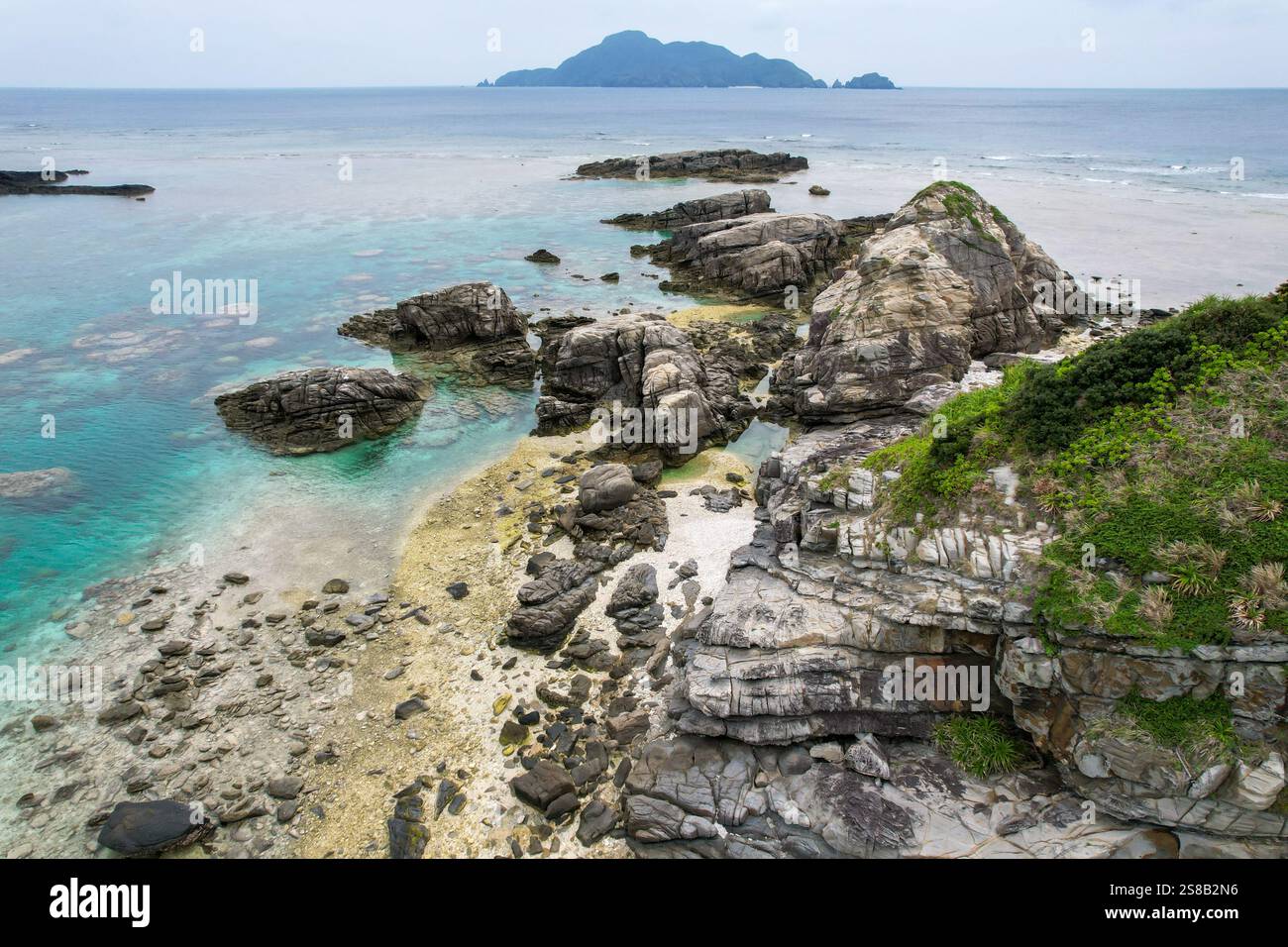 Photographing the spring seaside of Aka Island, Zamami Village, Okinawa ...