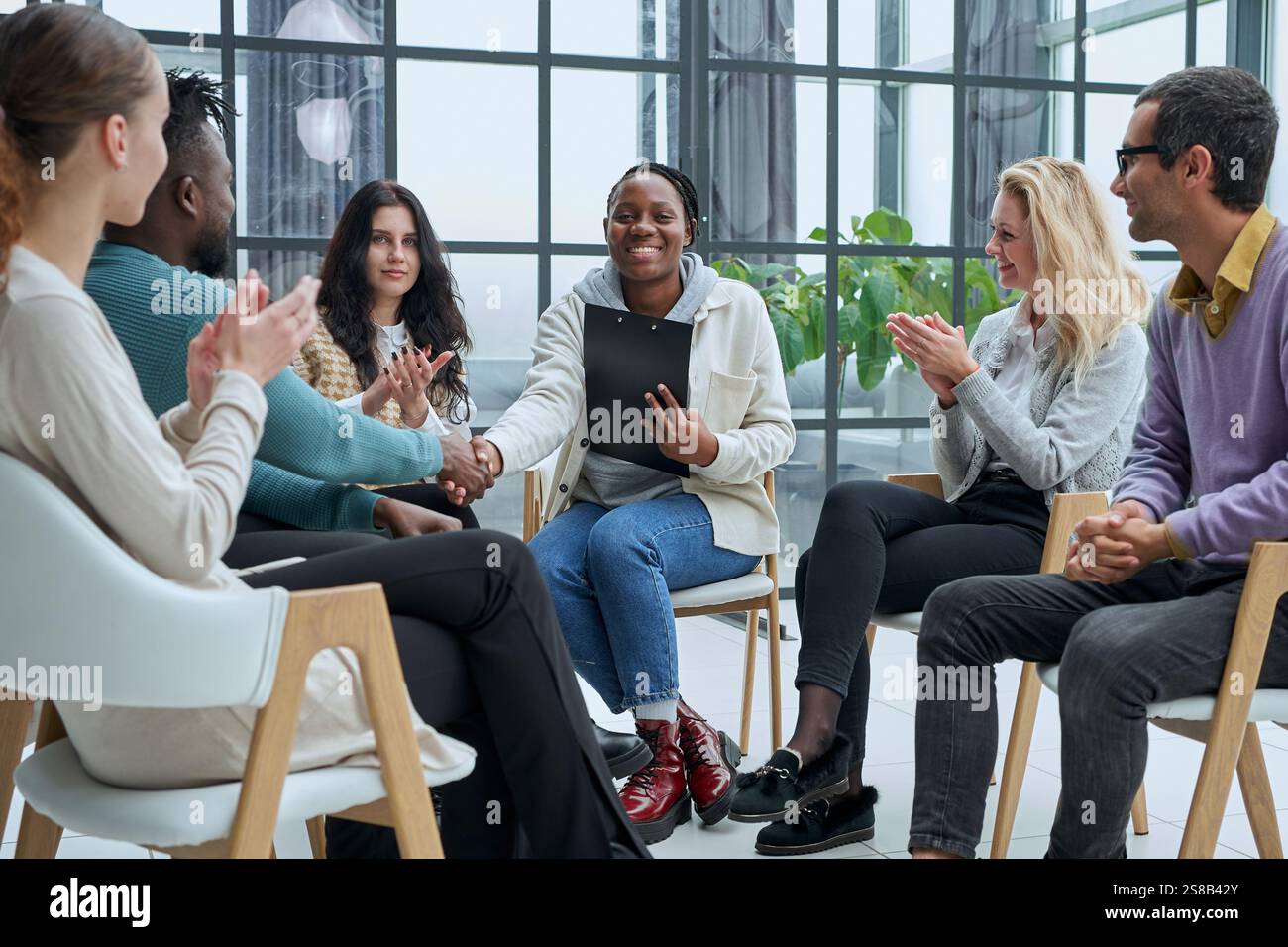 Clapping workshop teamwork business hi-res stock photography and images ...