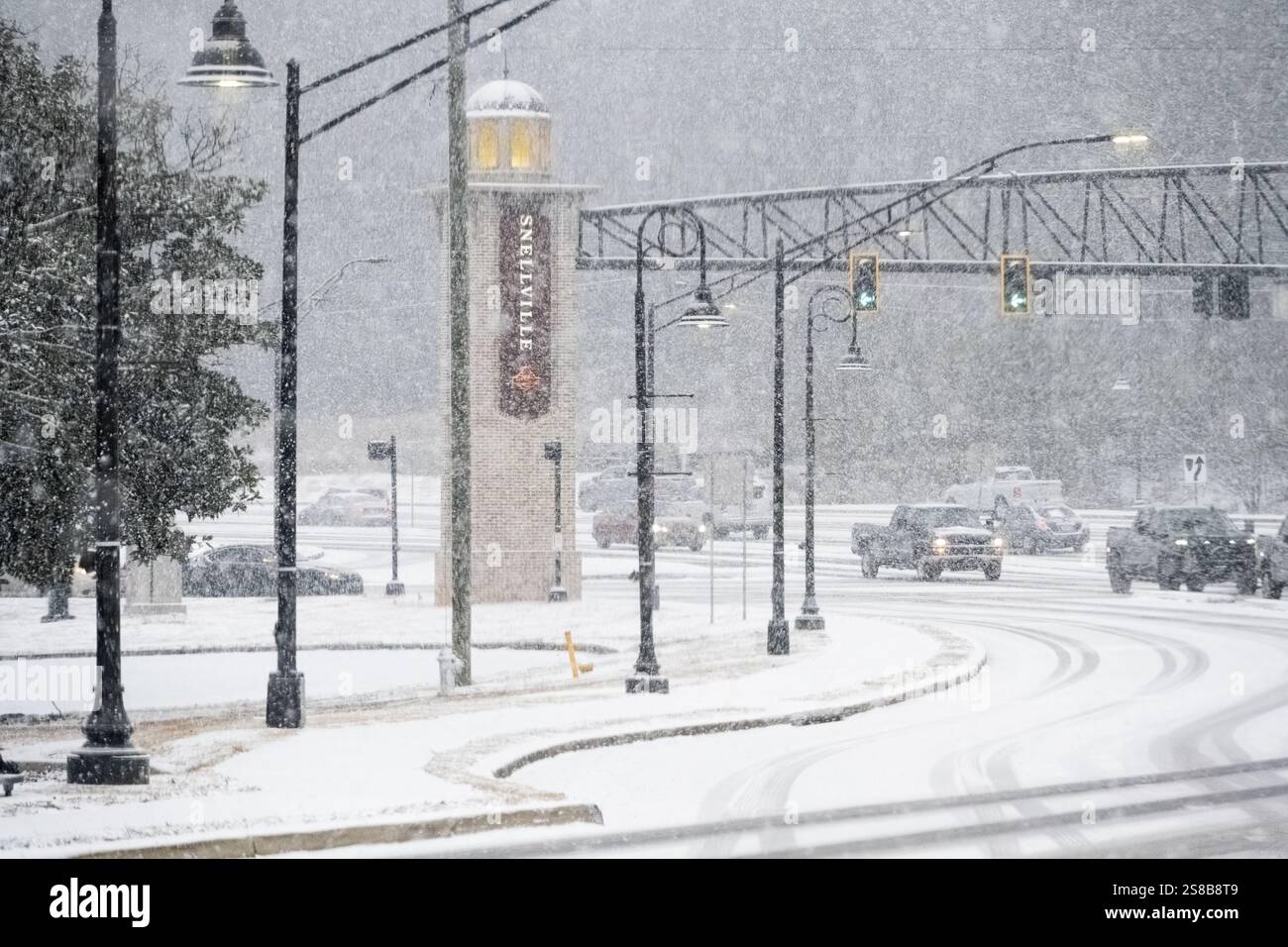 Heavy snow falling in Metro Atlanta as vehicles make their way along US ...