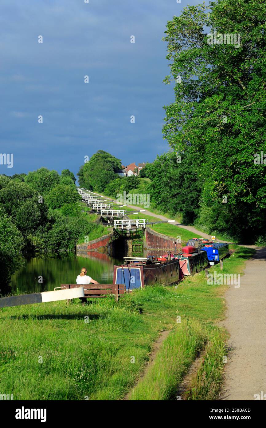 Narrow boat on Kennet & Avon Canal, Caen Hill flight of locks, Devizes ...
