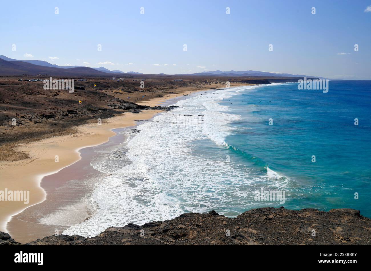 Waves crashing against shore, Playa Piedra surf beach, El Cotillo ...