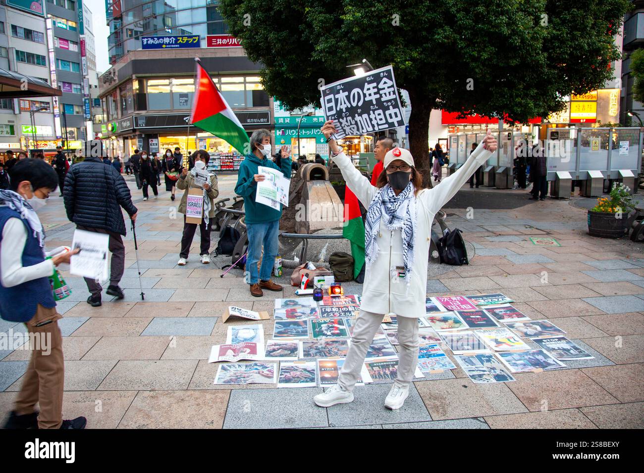 Protesters in support of the Palestinian people of Gaza and for ...