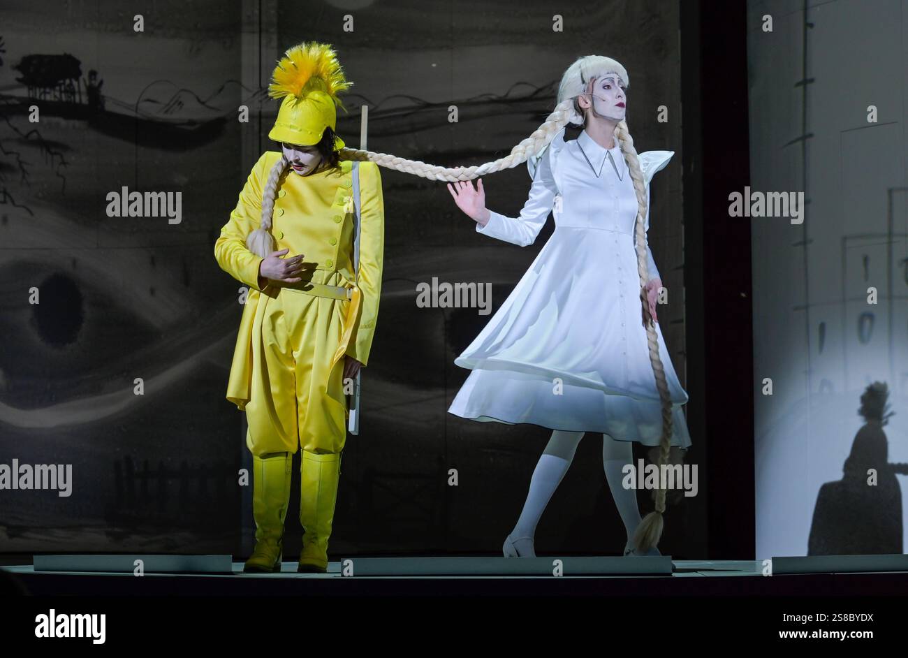 Carmen im Maxim Gorki-Theater. Hier: Via Jikeli als Don Jose gelber ...