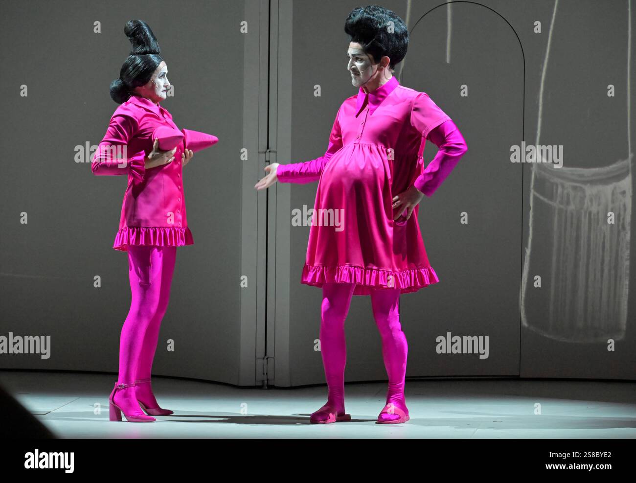 Carmen im Maxim Gorki-Theater. Hier: Catherine Stoyan und Till Wonka ...