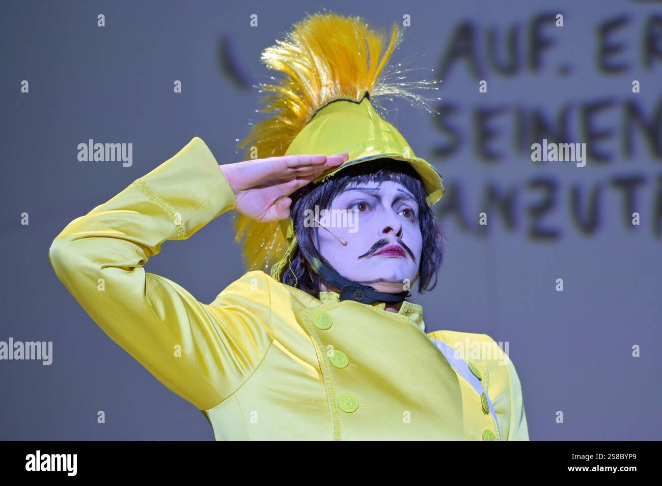 Carmen im Maxim Gorki-Theater. Hier: Via Jikeli als Don Jose gelber ...
