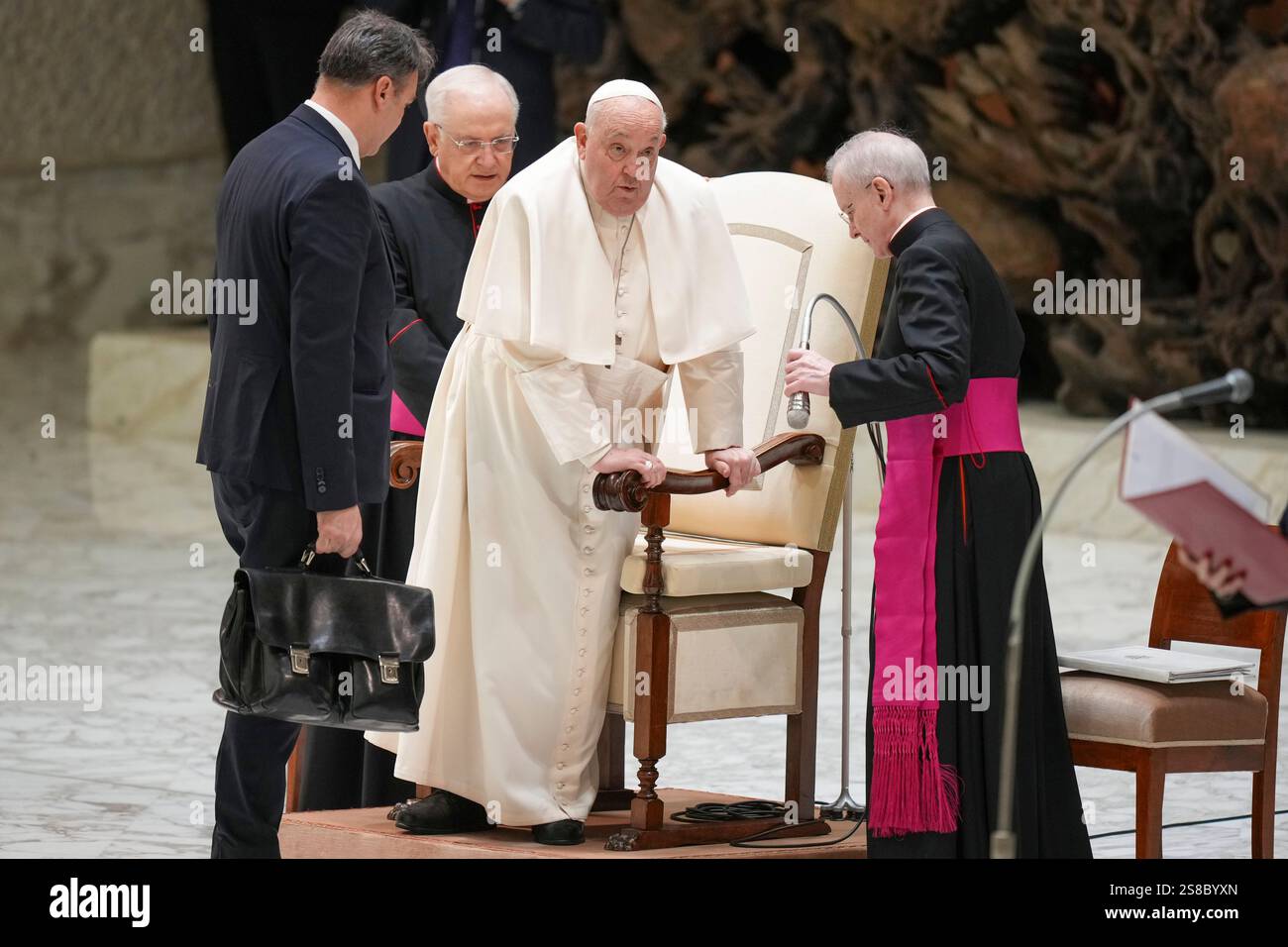 Pope Francis arrives for his weekly general audience in the Pope Paul ...