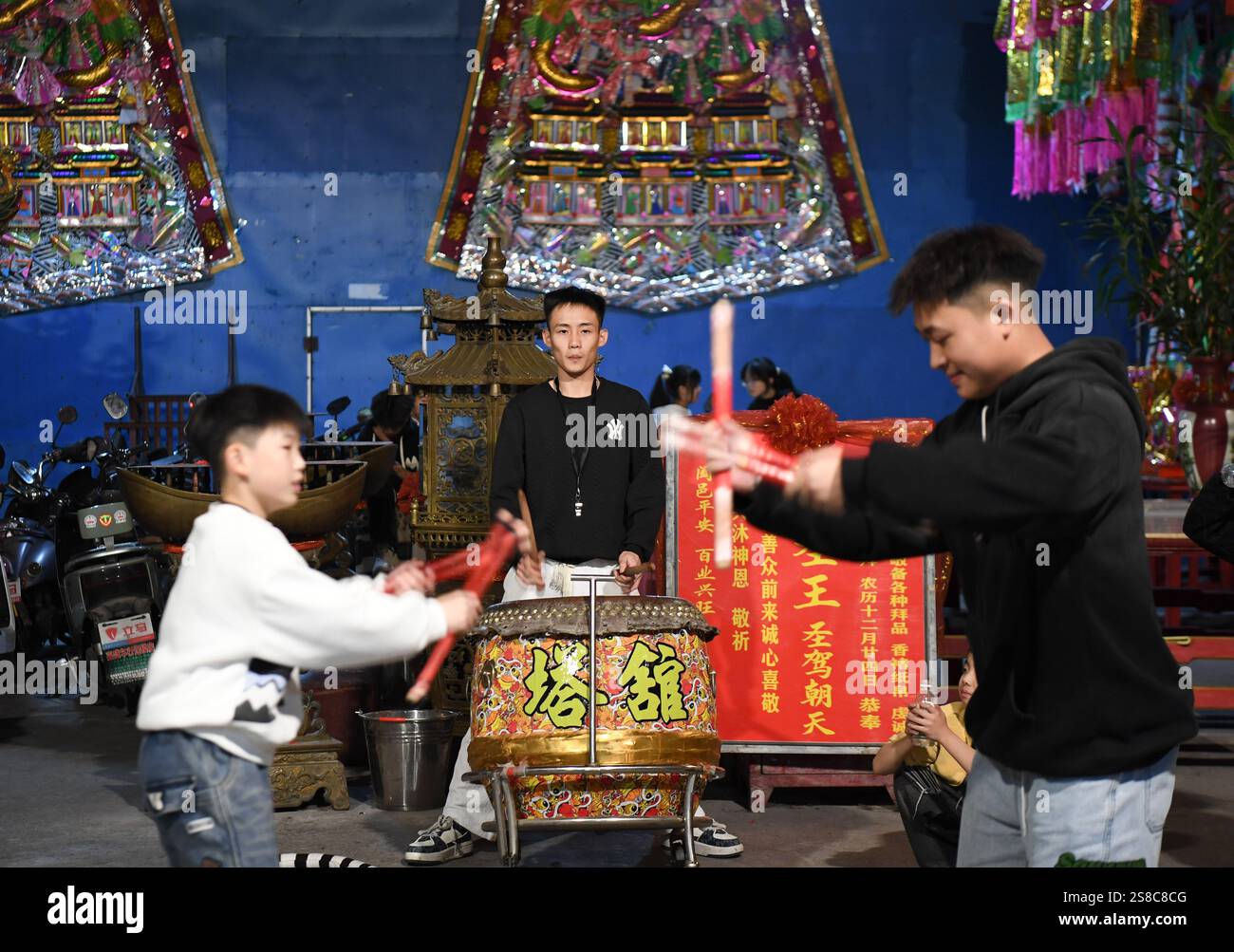 (250122) -- SHANTOU, Jan. 22, 2025 (Xinhua) -- Members of an Yingge ...