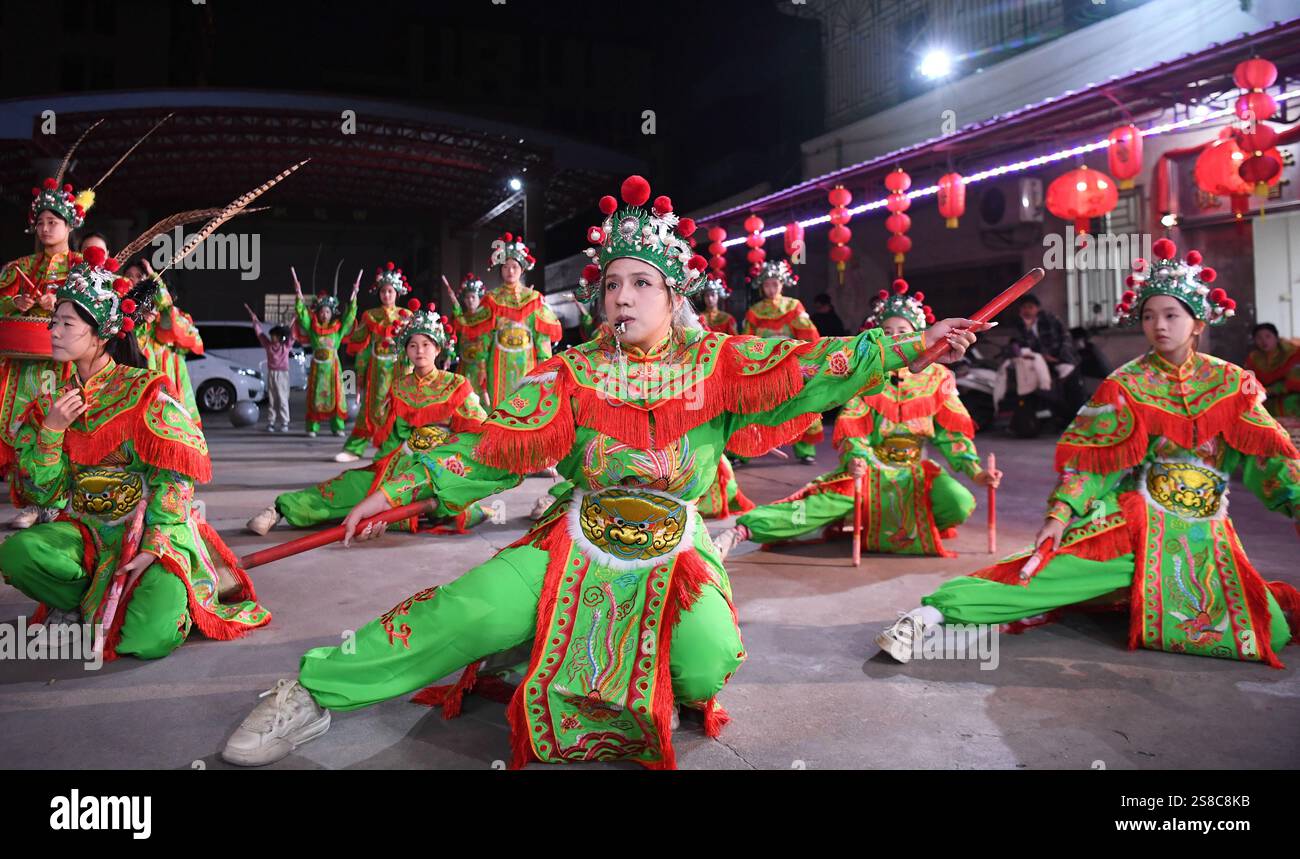 (250122) -- SHANTOU, Jan. 22, 2025 (Xinhua) -- Members of an Yingge ...