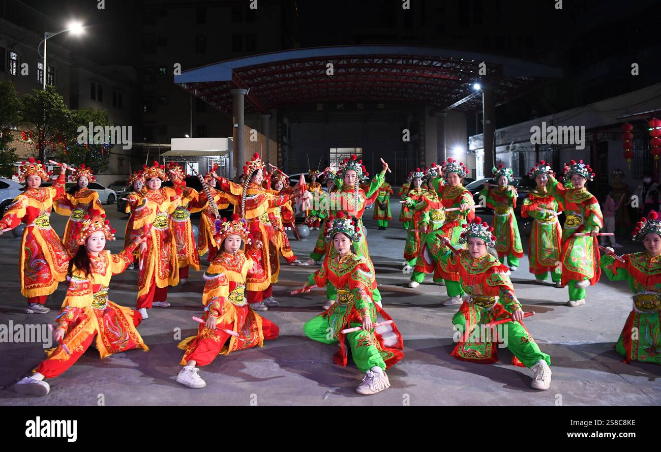 (250122) -- SHANTOU, Jan. 22, 2025 (Xinhua) -- Members of an Yingge ...
