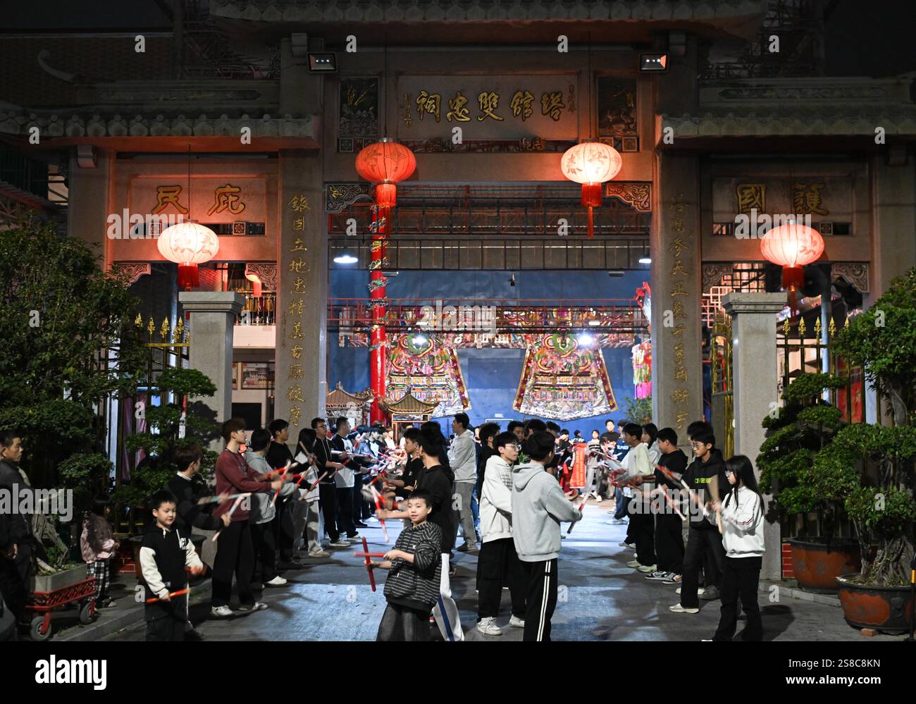 (250122) -- SHANTOU, Jan. 22, 2025 (Xinhua) -- Members of an Yingge ...