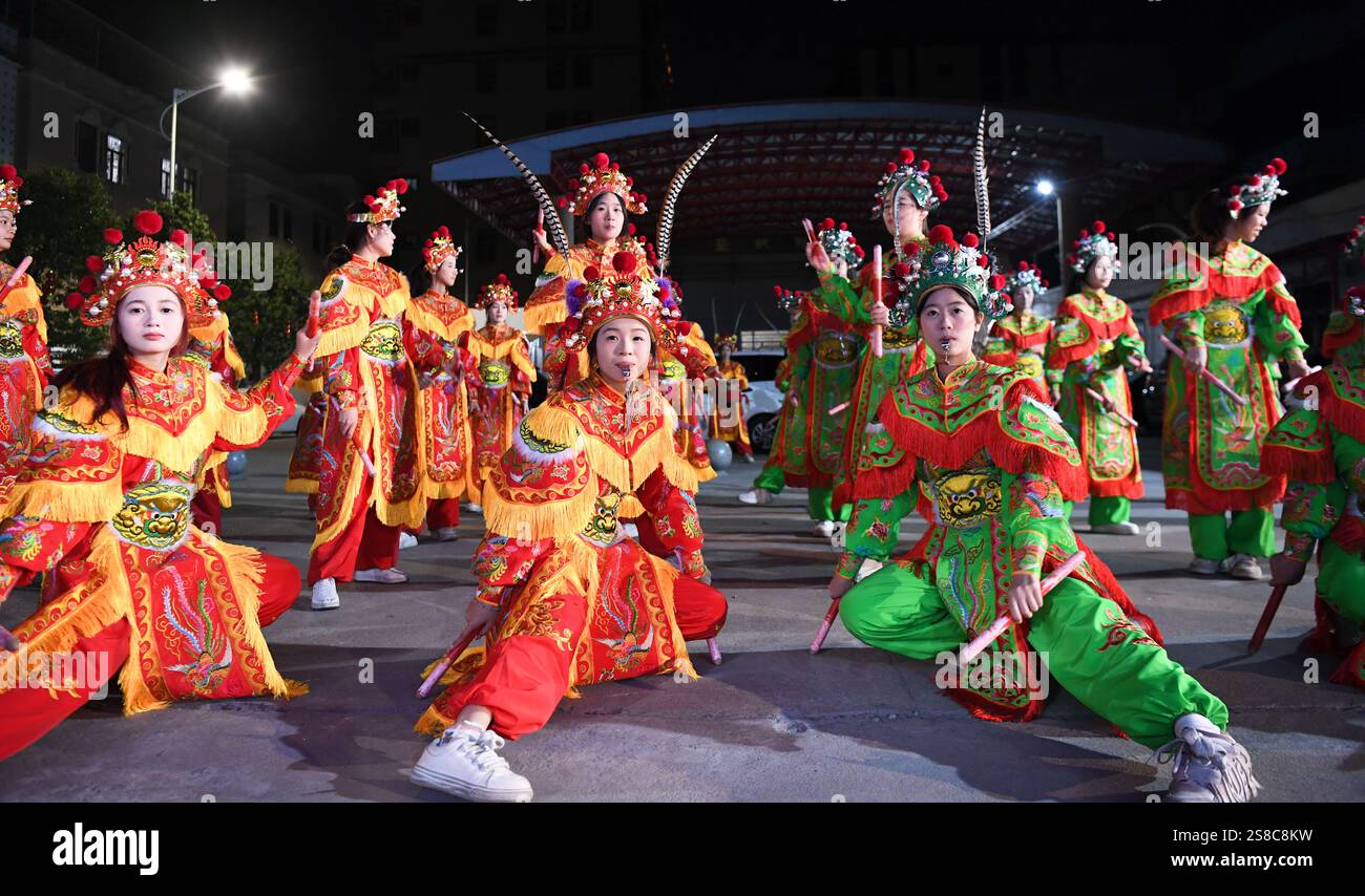 (250122) -- SHANTOU, Jan. 22, 2025 (Xinhua) -- Members of an Yingge ...