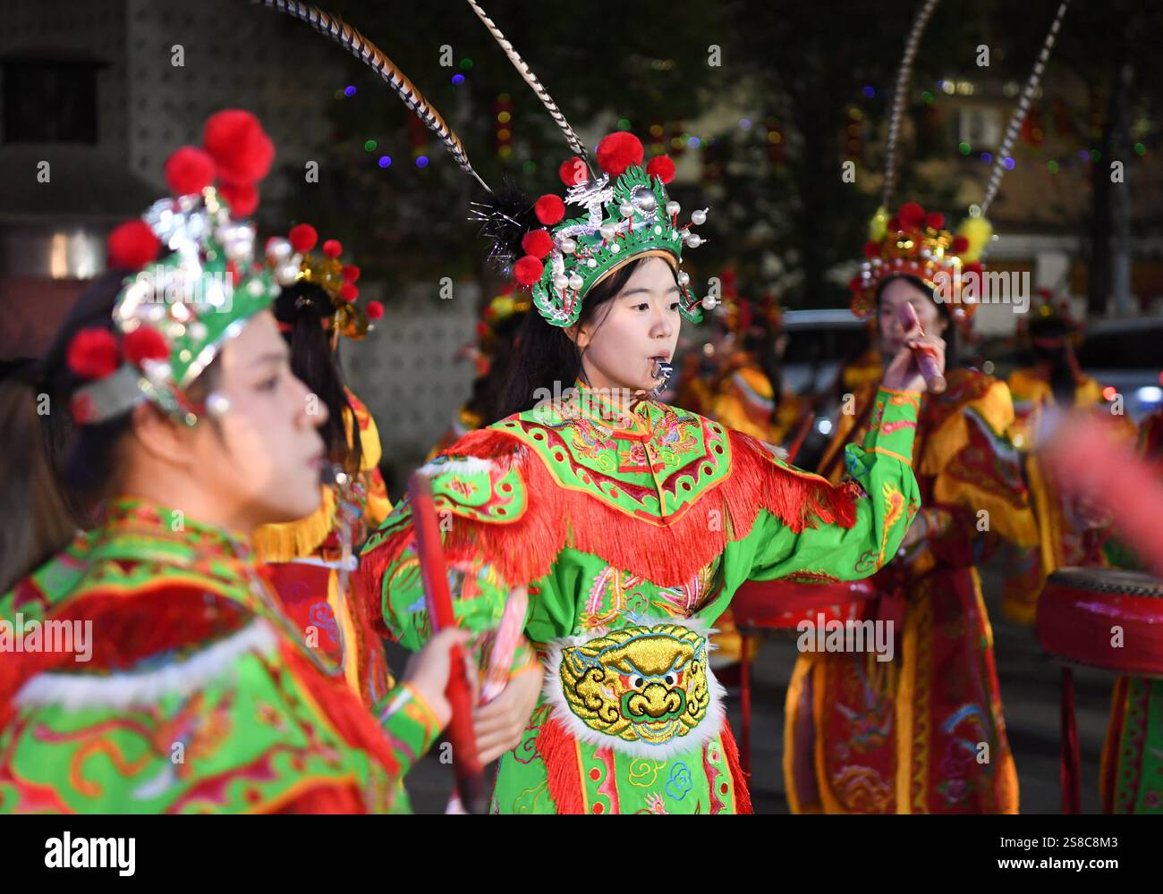 (250122) -- SHANTOU, Jan. 22, 2025 (Xinhua) -- Members of an Yingge ...