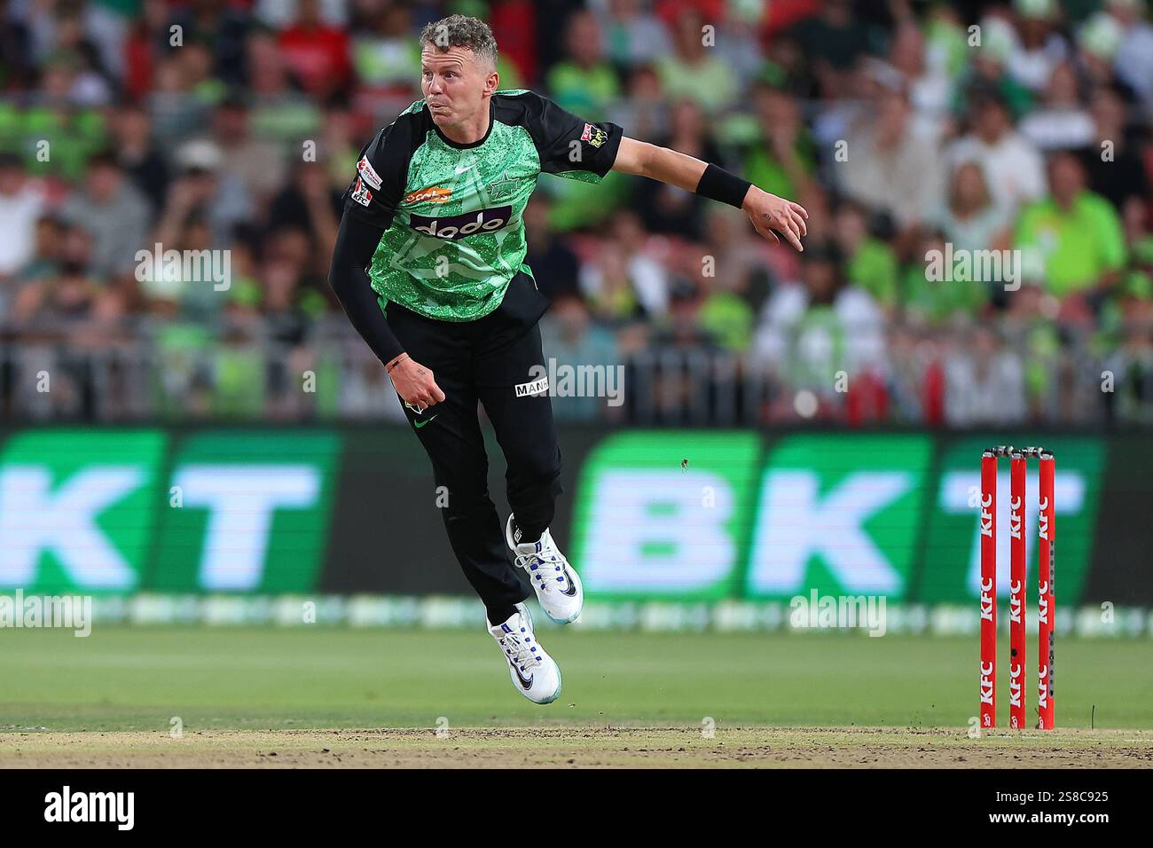 Sydney, Australia. 22nd Jan, 2025. Peter Siddle of the Stars bowls ...