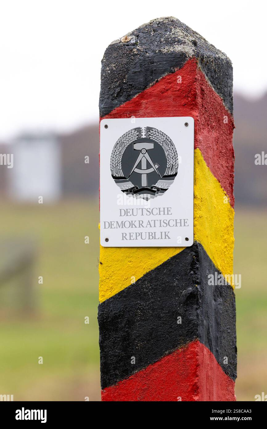 Deutsch-deutsches Freilandmuseum Eine schwarz-rot-gelbe DDR-Grenzsäule ...