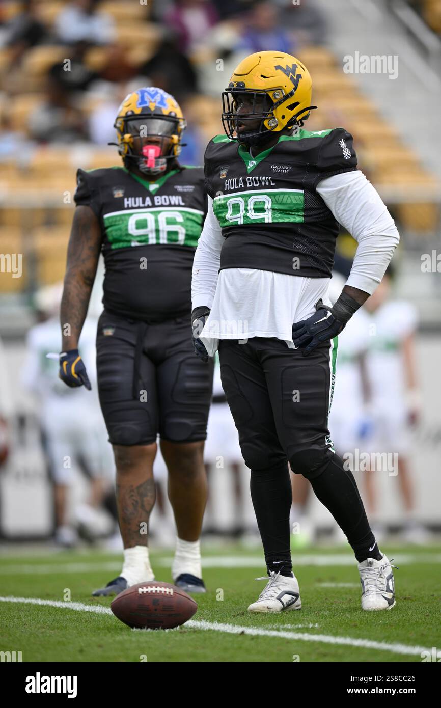 Team Aina defensive linemen TJ Jackson (96), of West Virginia, and ...