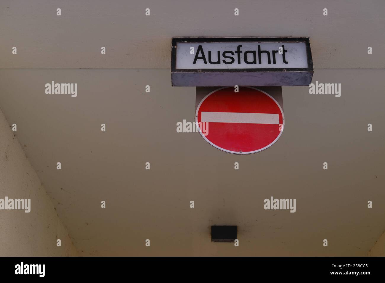 Ausfahrt Schild an Decke einer Hofausfahrt Ausfahrt Schild an Decke ...