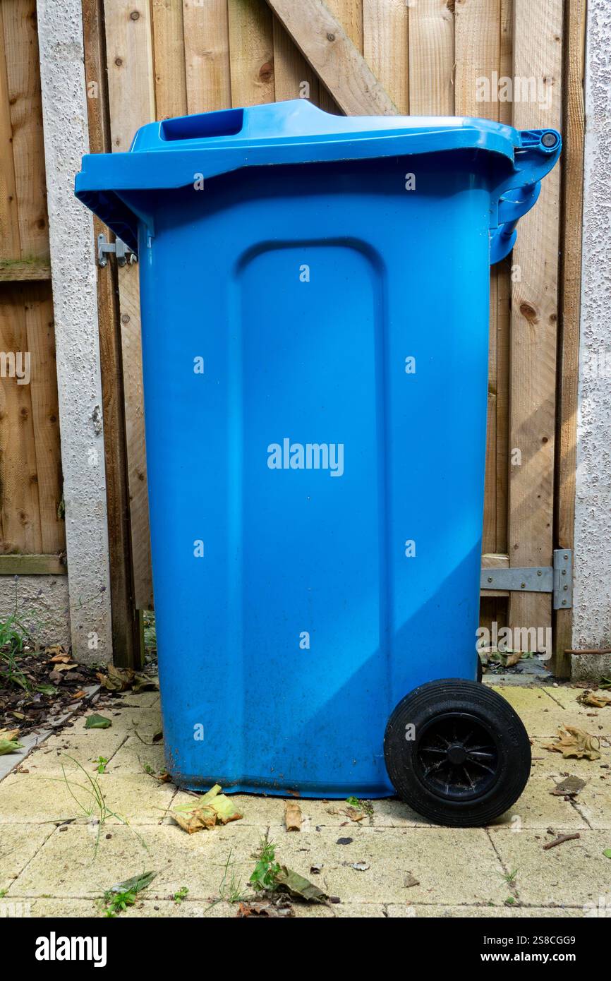 Front garden bin tidy hi-res stock photography and images - Alamy