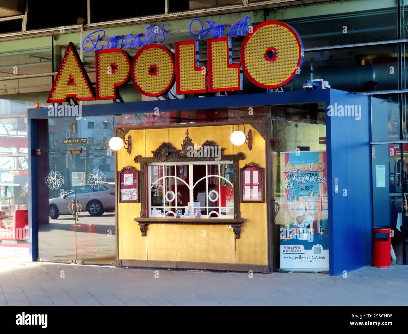 ...Blick auf den Eingang des Apollo Varieteés in Duesseldorf am Rhein ...