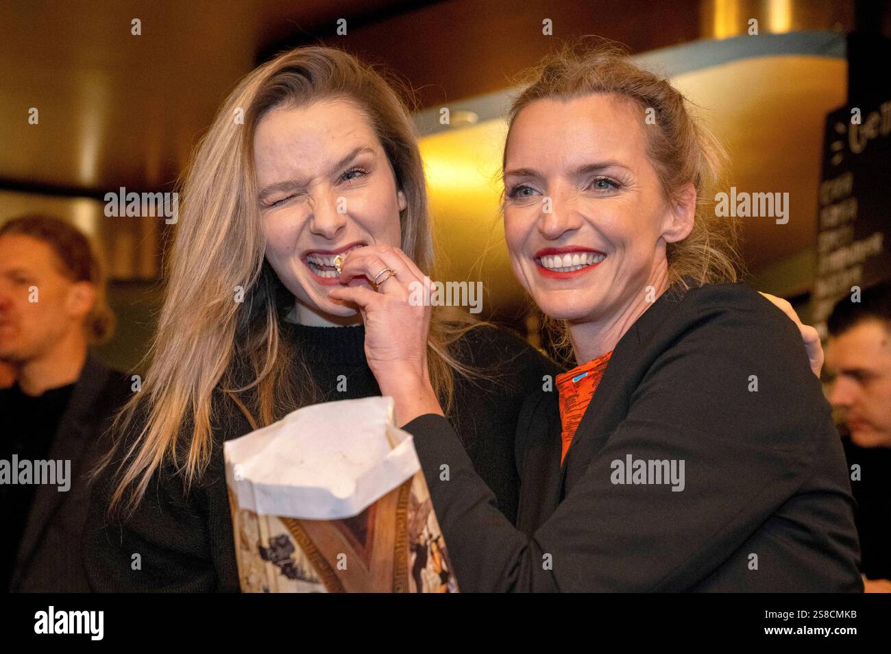 Julia Gruber und Deborah Müller bei der Premiere des Kinofilms ...