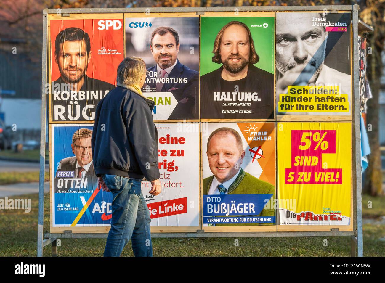 Wahlplakate zur Bundestagswahl, Plakatwand im Landkreis München ...