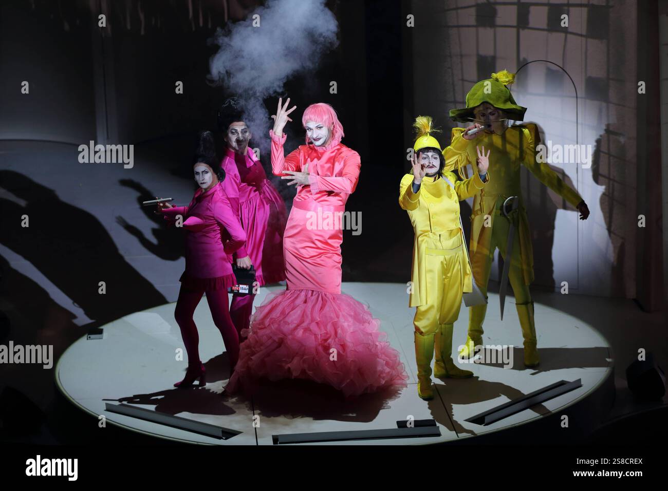 Catherine Stoyan als Lily Mercedes Pastia u.a., Till Wonka als ...