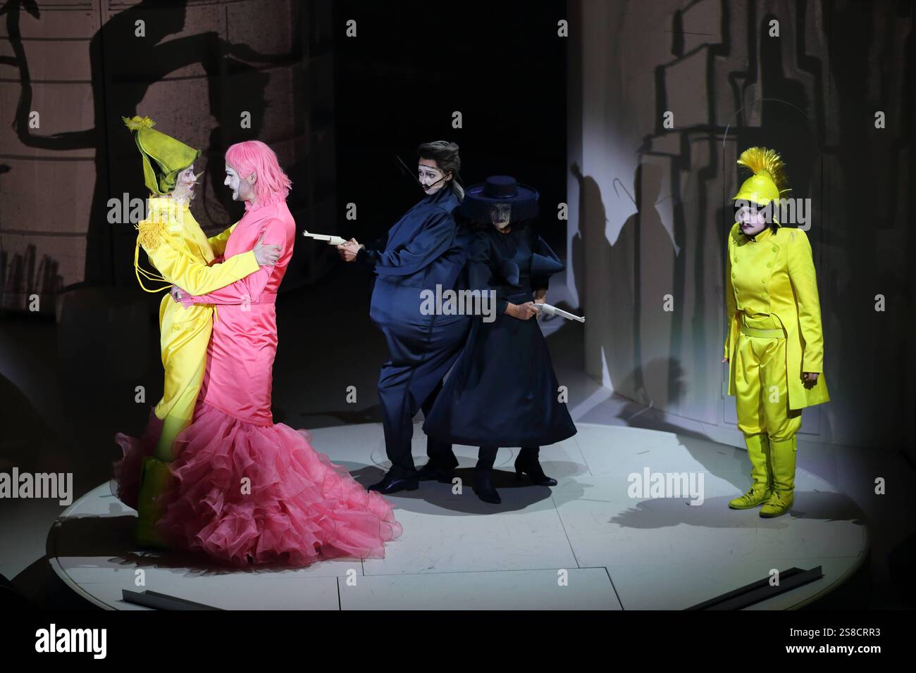 Marc Benner als Zuniga u.a., Lindy Larsson als Carmen, Riah Knight als ...