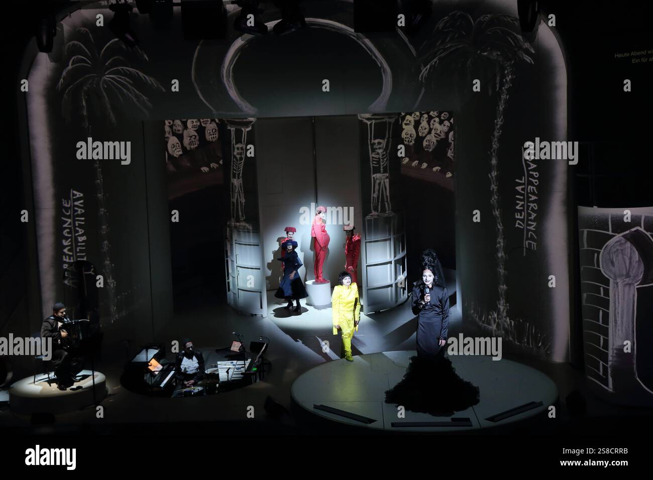 Via Jikeli als Don Jose und Lindy Larsson als Carmen, vorn v.l., sowie ...