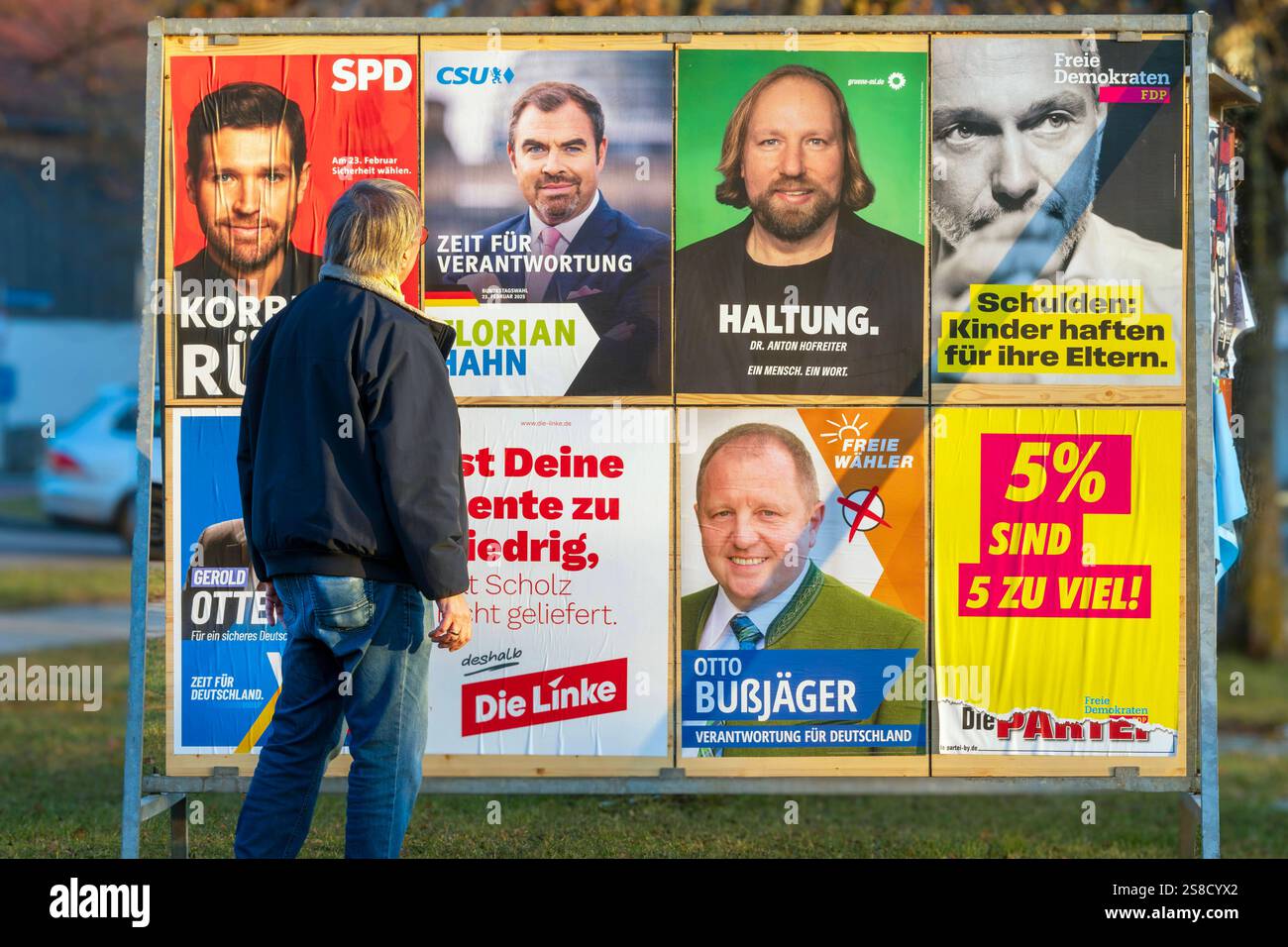 Wahlplakate zur Bundestagswahl, Plakatwand im Landkreis München ...