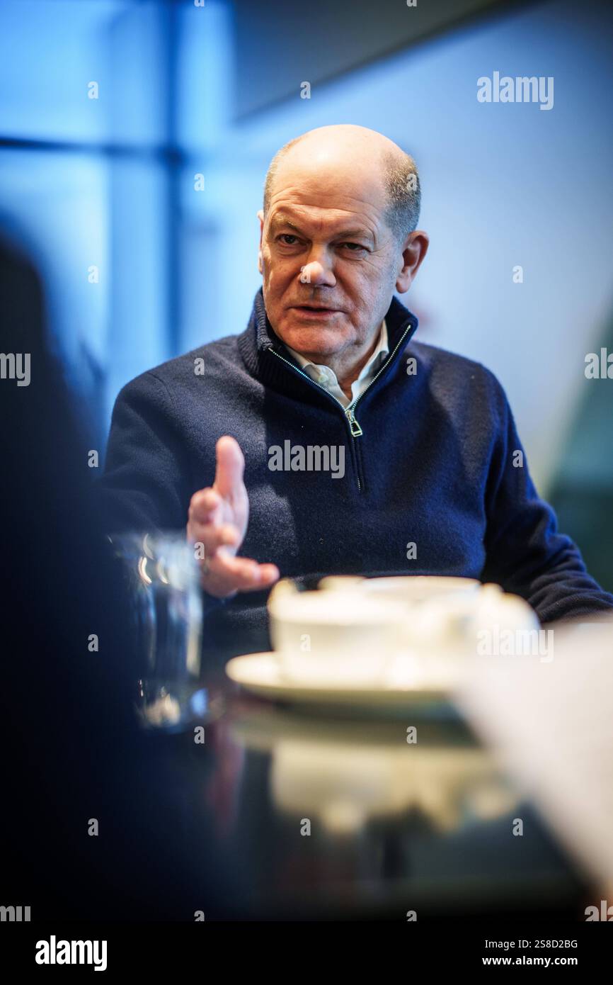 Der amtierende Bundeskanzler Olaf Scholz aufgenommen im Kanzleramt in ...