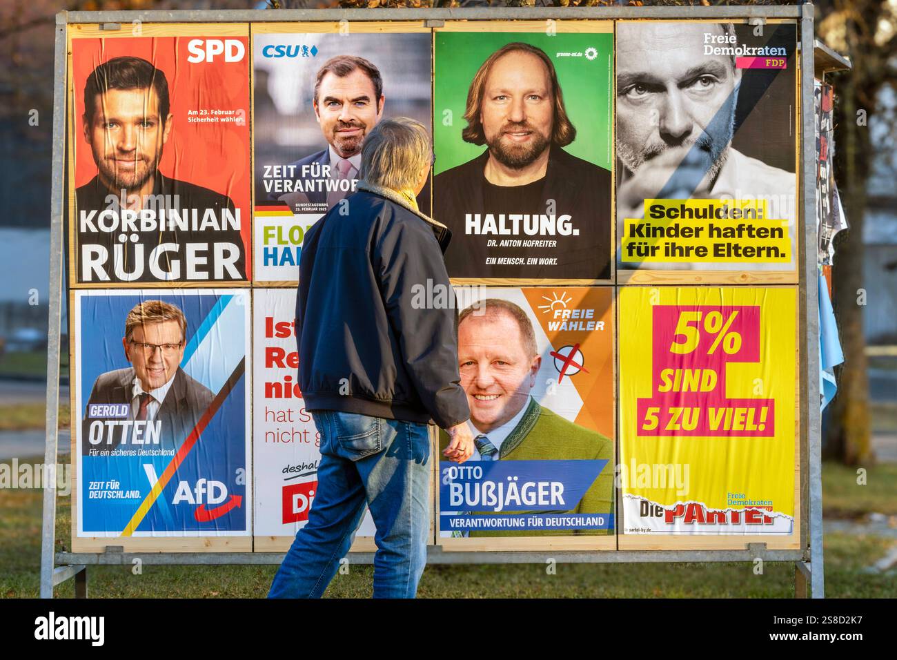 Wahlplakate zur Bundestagswahl, Plakatwand im Landkreis München ...
