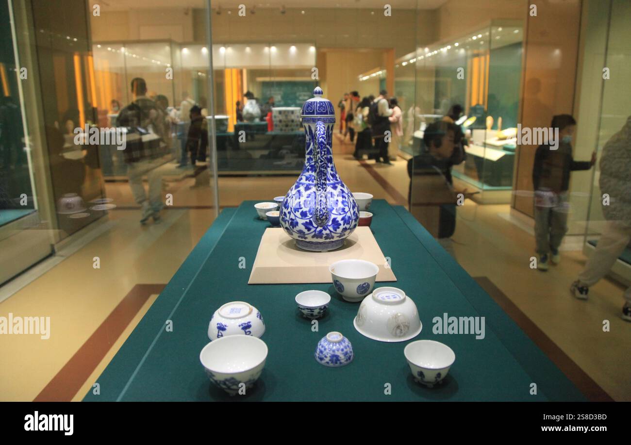 People visit the Nanjing Museum in Nanjing City, east China's Jiangsu ...