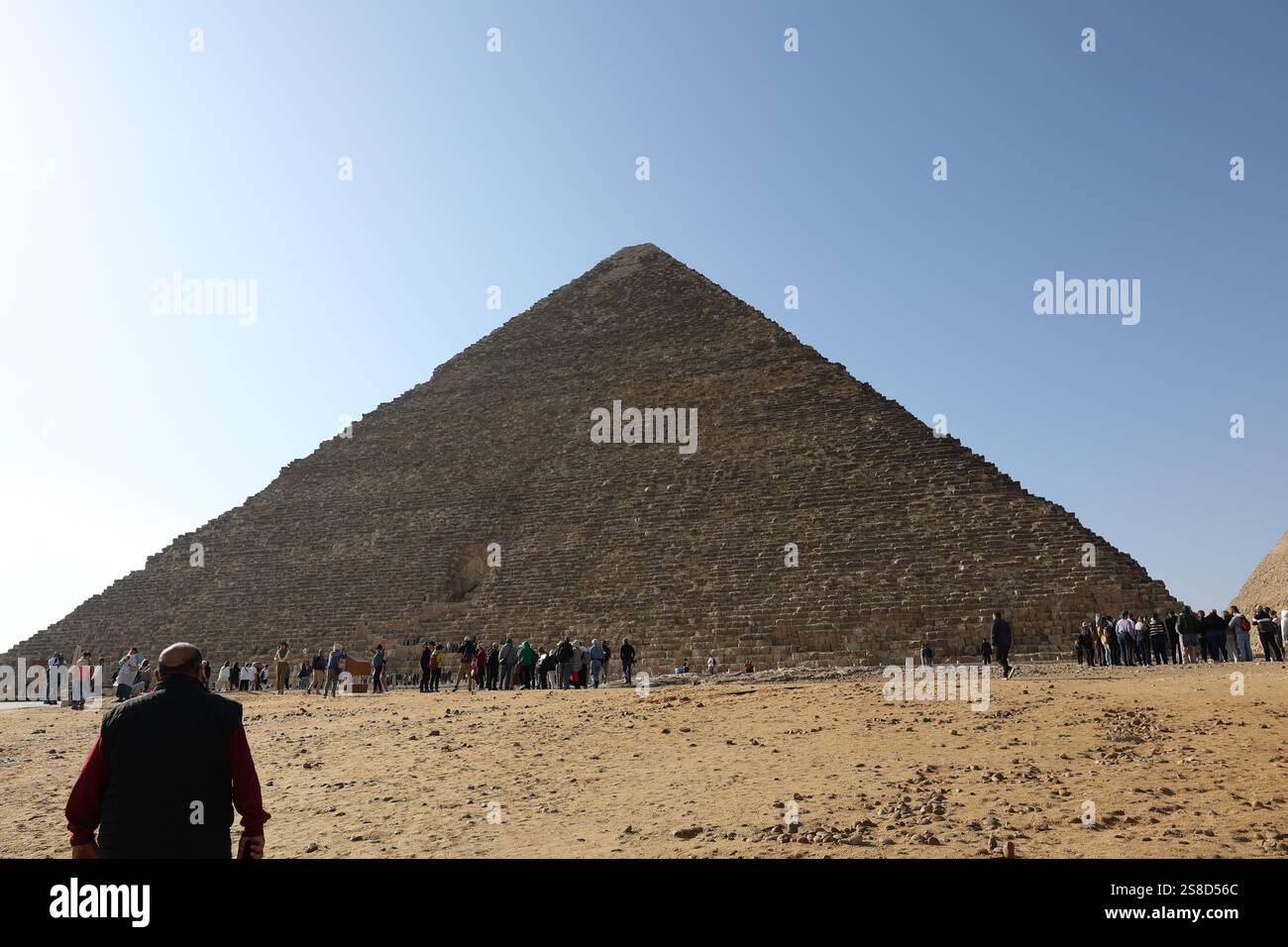 giza, egypt - march 19, 2024: tourists visiting the great cheope ...