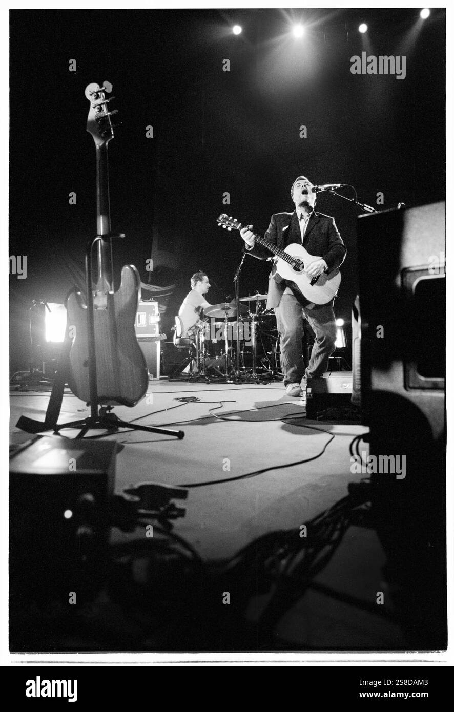 THE DOVES, CONCERT, 2002: Singer Jimi Goodwin of The Doves rock band ...