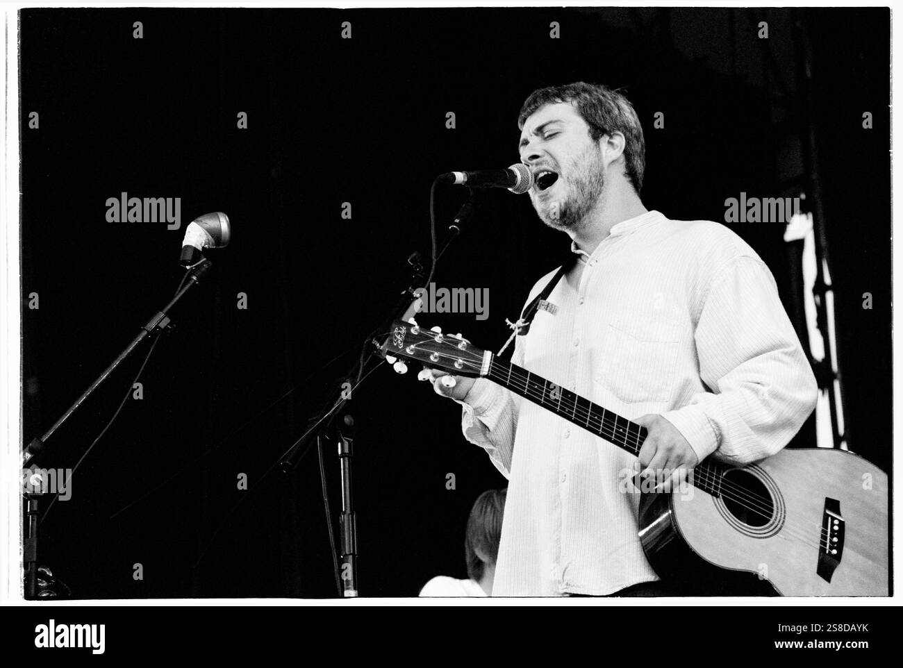 DOVES, READING FESTIVAL, 2000: Singer Jimi Goodwin of the Doves rock ...