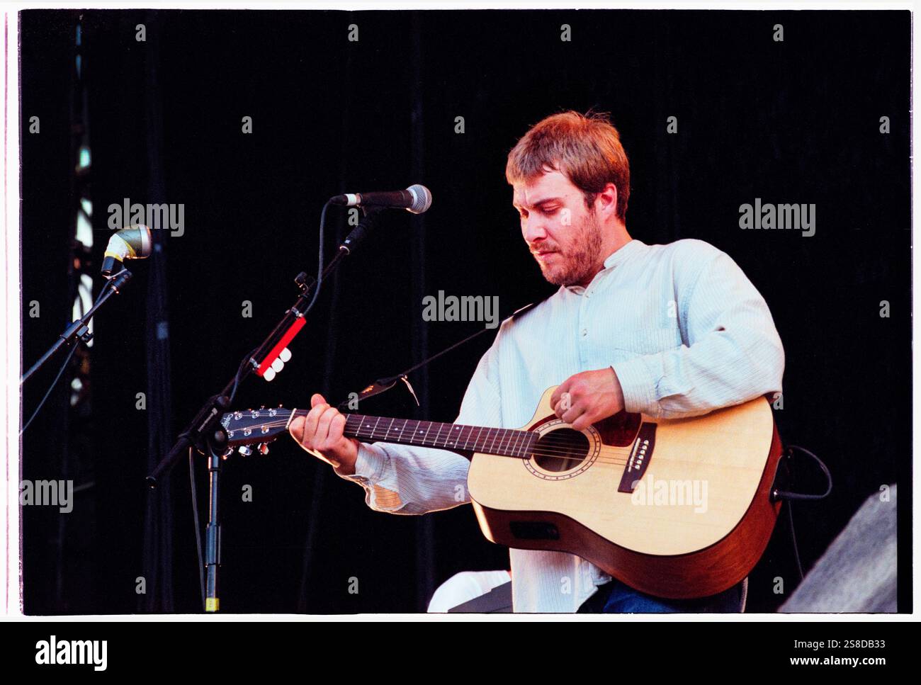 DOVES, READING FESTIVAL, 2000: Singer Jimi Goodwin of the Doves rock ...